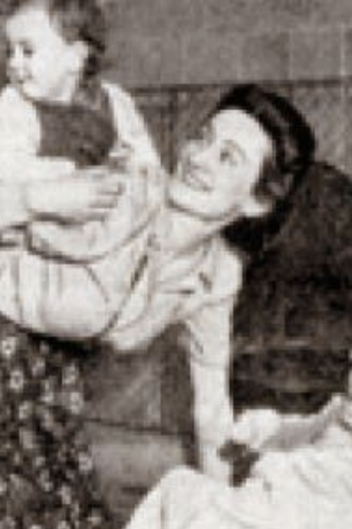 Peggy Knight – Hannah Howe